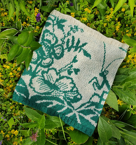 Ravelry: Mantis and Flowers Cowl pattern by Hui WANG HARBICH