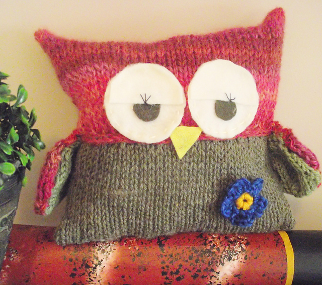 Ravelry: Owl Pillow pattern by Jessica Hirsch
