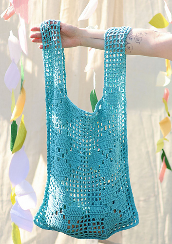 Ravelry: Petal Market Tote pattern by Yarnsmiths