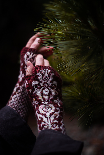 Ravelry: Antique Flora Mitts pattern by Wool & Pine