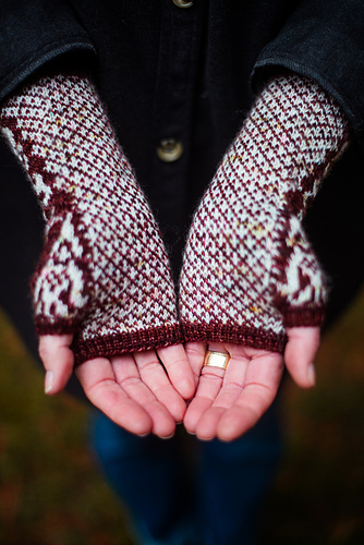 Ravelry: Antique Flora Mitts pattern by Wool & Pine