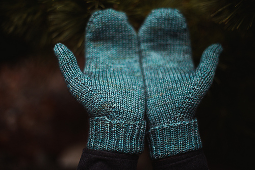 Ravelry: Copenhagen Mittens pattern by Wool & Pine