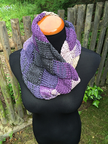 Ravelry: Lisey's Entrelac Cowl pattern by Heather Boos
