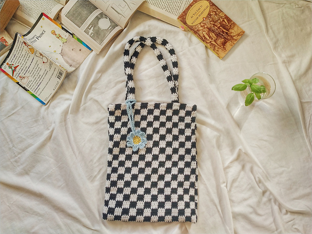 Ravelry: Checkerboard tote bag pattern by Soukaina B