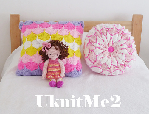 Ravelry: Pillow Pinwheel Round Cushion pattern by U Knit Me 2