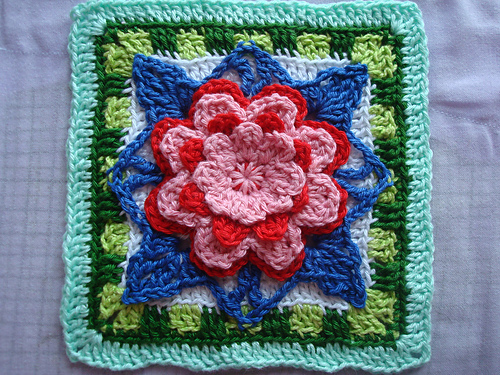 Ravelry: Floating roses square pattern by Ystra Virvelsvans