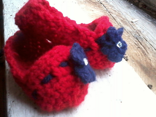 Ravelry: Cross Over Toe Baby Ballet Slippers pattern by Laura Hooker