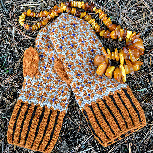 Ravelry: Ziburka's Rasa's Autumn Mittens