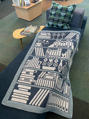 Was just surprised by my aunt with this LOVELY bookshelf blanket! : r ...
