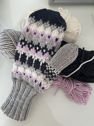 Ravelry: Happy Mittens pattern by Meiju Kallio