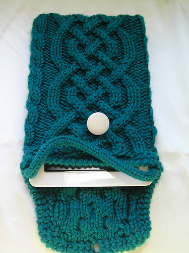 Ravelry: eReader Cabled Cozy pattern by Elizabeth Arundel