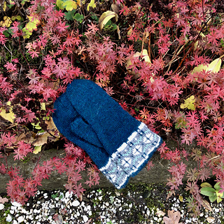 Ravelry: Golden autumn mittens pattern by Mrs B in the Hills