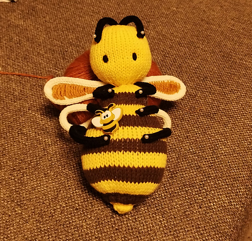 Ravelry: Willow Bee pattern by Sandra Magalhães