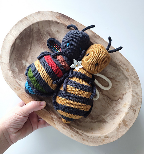 Ravelry: Willow Bee pattern by Sandra Magalhães