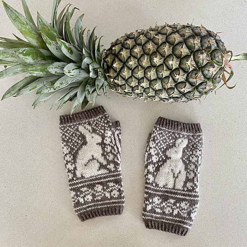 Ravelry: Rabbity mittens & muffatees pattern by bunnymuff - Mona Zillah