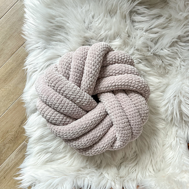 Ravelry: triple knot pillow pattern by Aleksandra Maka