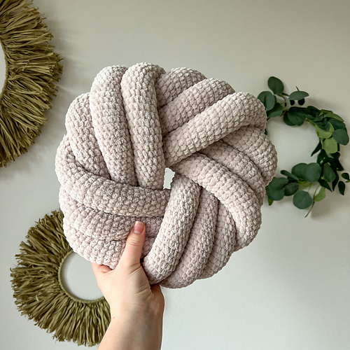 Ravelry: triple knot pillow pattern by Aleksandra Maka