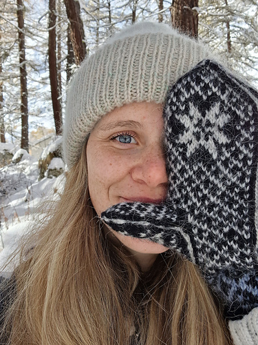 Ravelry: Emma's Ice Flower Mittens pattern by Runningyarn
