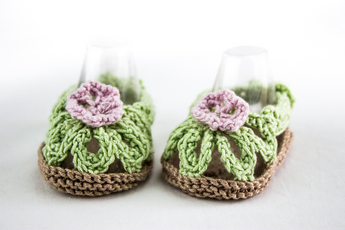Ravelry: Flower Booties pattern by Alma Mahler