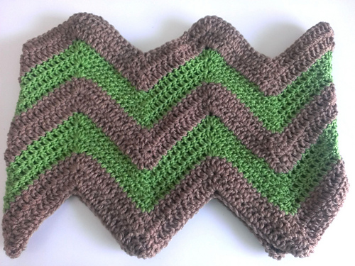Ravelry: Sharp Curves Chevron Cowl pattern by Aprile Mazey