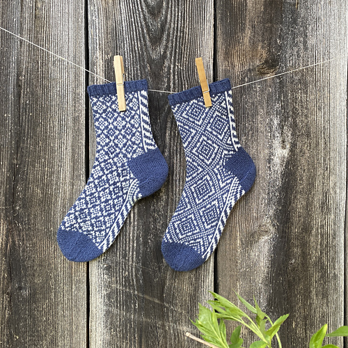 Ravelry: Square Me Up Socks pattern by Karolina Adamczyk