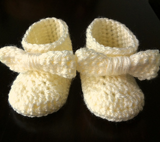 Ravelry: anitabee's Bow Baby Booties