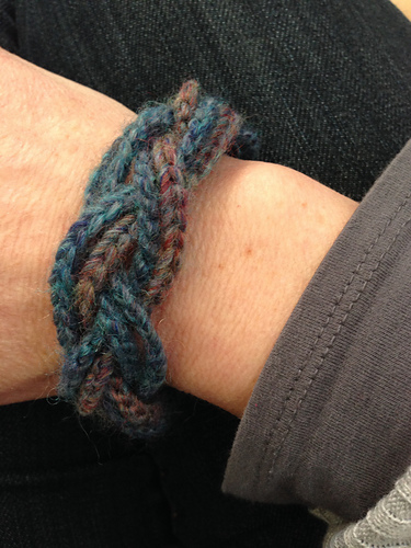 Ravelry: Woggle knot bracelet pattern by annasyarns