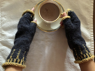 Ravelry: Starfall Fingerless Mitts pattern by Anne Aycock