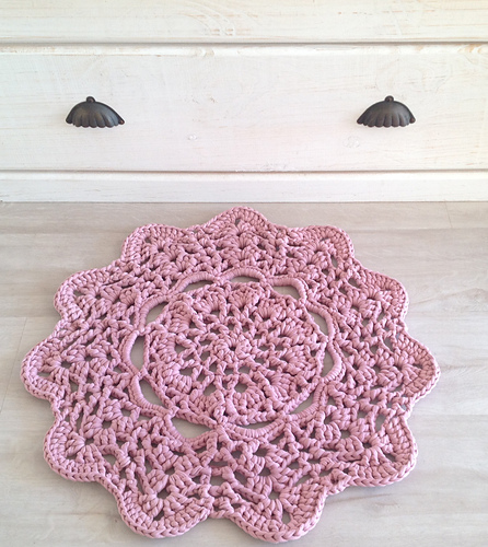 Ravelry: lacy doily t-shirt yarn rug pattern by Anneke Wiese