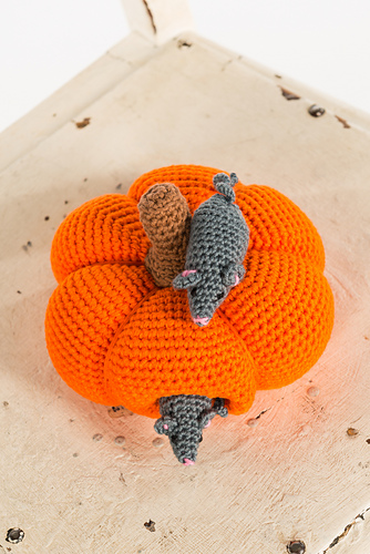 Ravelry: Little mouse and the pumpkin pattern by Annelies Baes