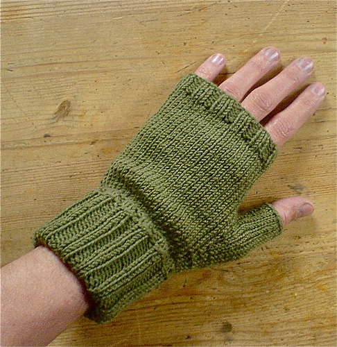 Ravelry: fingerless mitts pattern by Anne Dobedoe