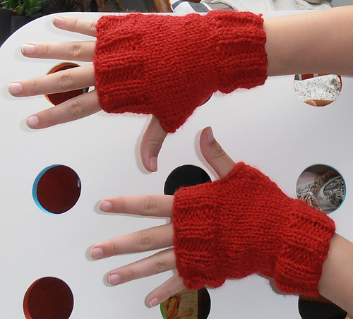 Ravelry: Quick, Easy Fingerless Mittens pattern by Anne Rutgrink