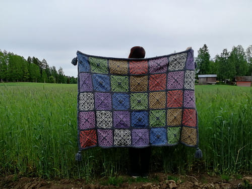 Ravelry: Elämä on runo - kirjoneulepeitto pattern by Sari Ojalehto