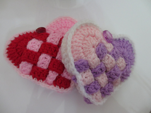 Ravelry: Valentine Basket Wave Sachet pattern by Thata Pang