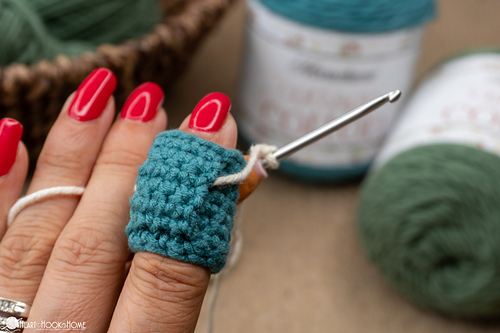 Ravelry: Finger Cuff Yarn Guide pattern by Ashlea Schumaker