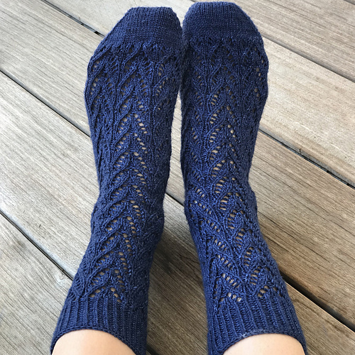 Finished my first pair of lace socks and I'm obsessed! : r/knitting