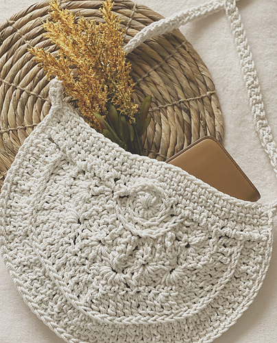 Ravelry: The Half Moon Bag pattern by Taylor Bento