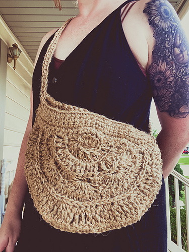 Ravelry: The Half Moon Bag pattern by Taylor Bento