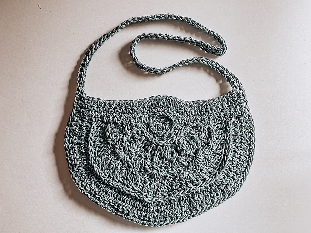 Ravelry: The Half Moon Bag pattern by Taylor Bento