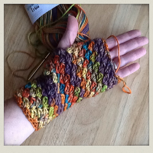 Ravelry: Easy Textured Fingerless Gloves pattern by tittiesse