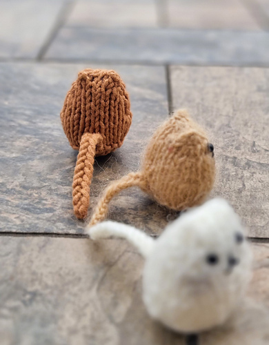 Ravelry: mini cat pattern by A knitter