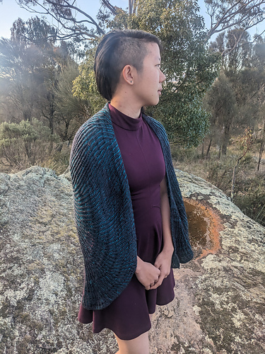 Ravelry: Meandering Flow Shawlette pattern by bean.town.shu