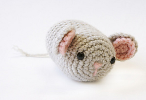 Ravelry: Amigurumi Mouse #70590AD pattern by Lion Brand Yarn