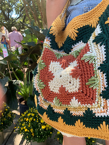 Ravelry: Falling Leaves Market Bag pattern by Elizabeth Mareno