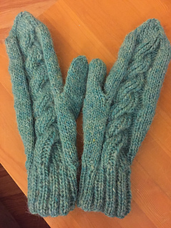 Ravelry: blindmayhem's Ribbed Cable Mittens