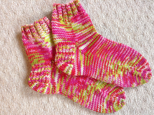 Ravelry: Incredibly easy socks pattern by Tracy Darby