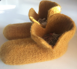 Ravelry: Marlene hjemmesko, voksen pattern by Charlotte Gundersen