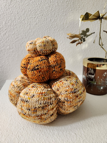 Ravelry: Wee Pumpkins pattern by Susan Rainey