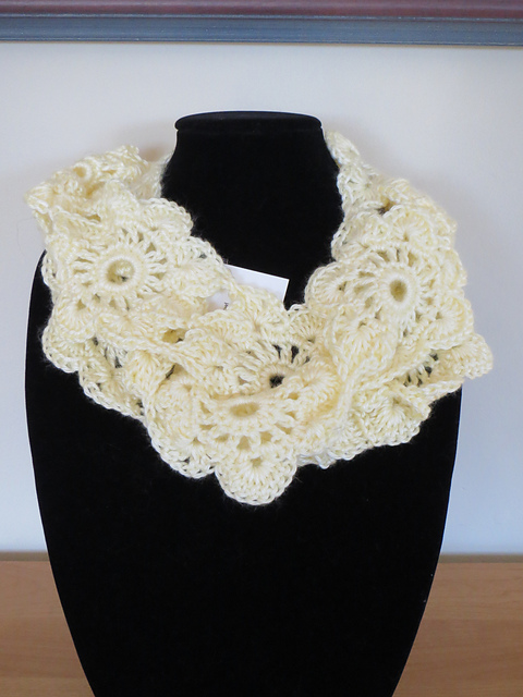 Ravelry: Flower Chain Cowl pattern by Caroline Casey
