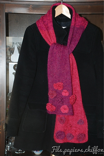 Ravelry: Echarpe Roses - Roses scarf pattern by Pretty Tchouskaïa